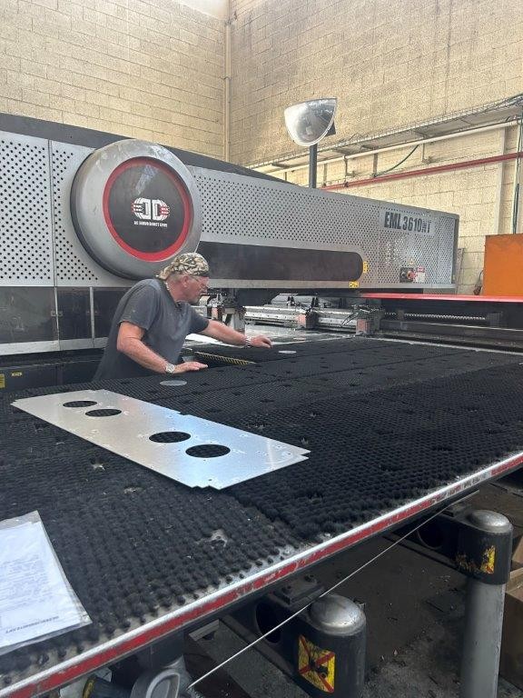 ד.מ.ש.י.ל מכונות כלים בע"מ - ניקוב CNC - מנקבת משולבת לייזר AMADA דגם ...